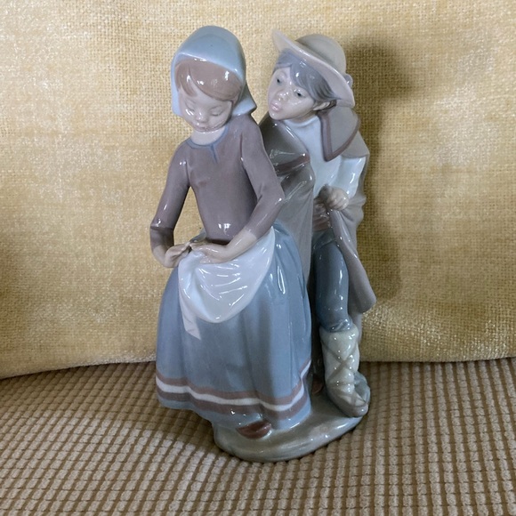 Lladro | Accents | Lladro Figurine Little Couple 188 Kissing Couple ...